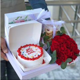 14| Lunch Box with Chocolate and Petit Four